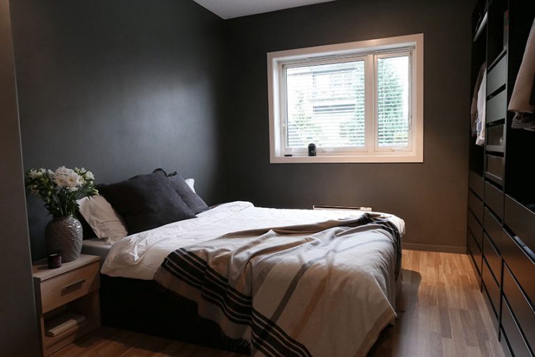 Innred soverommet med mørke farger - Enkel Fornyelse - Butinox