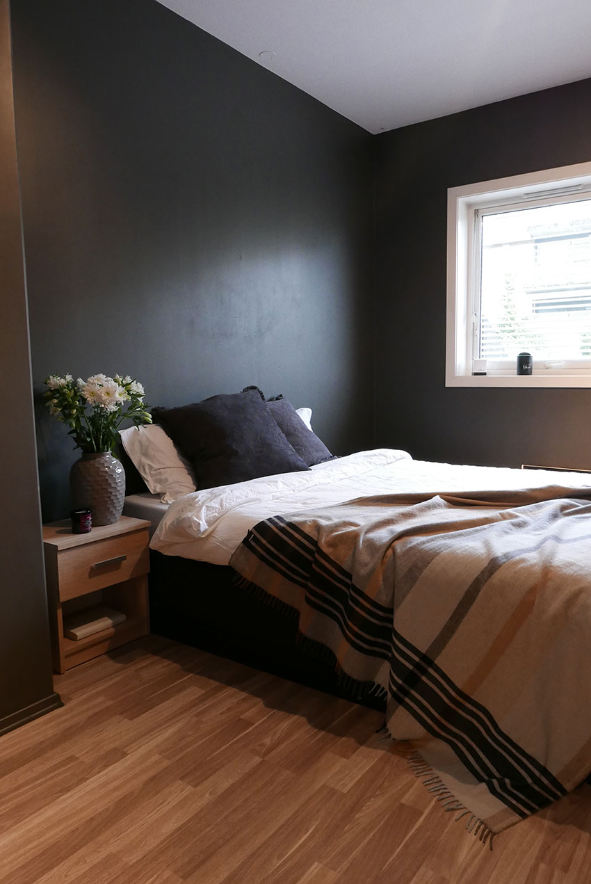 Innred soverommet med mørke farger - Enkel Fornyelse - Butinox