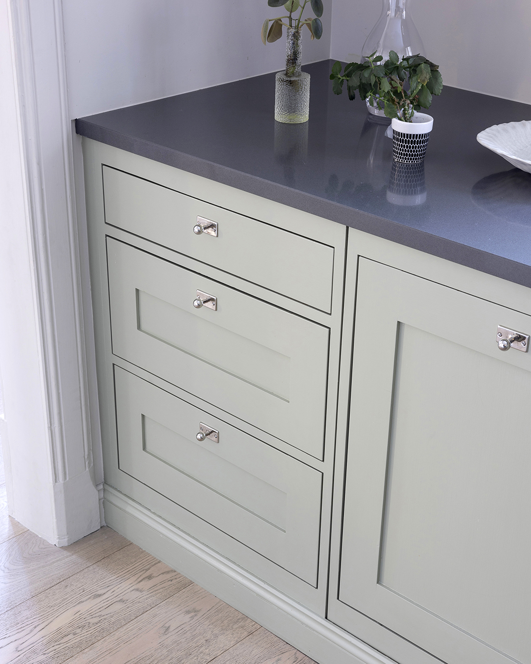 Diskre oppdatering av et DIY Ikea-kjøkken i fargen Olivenlund. (Du vil ...